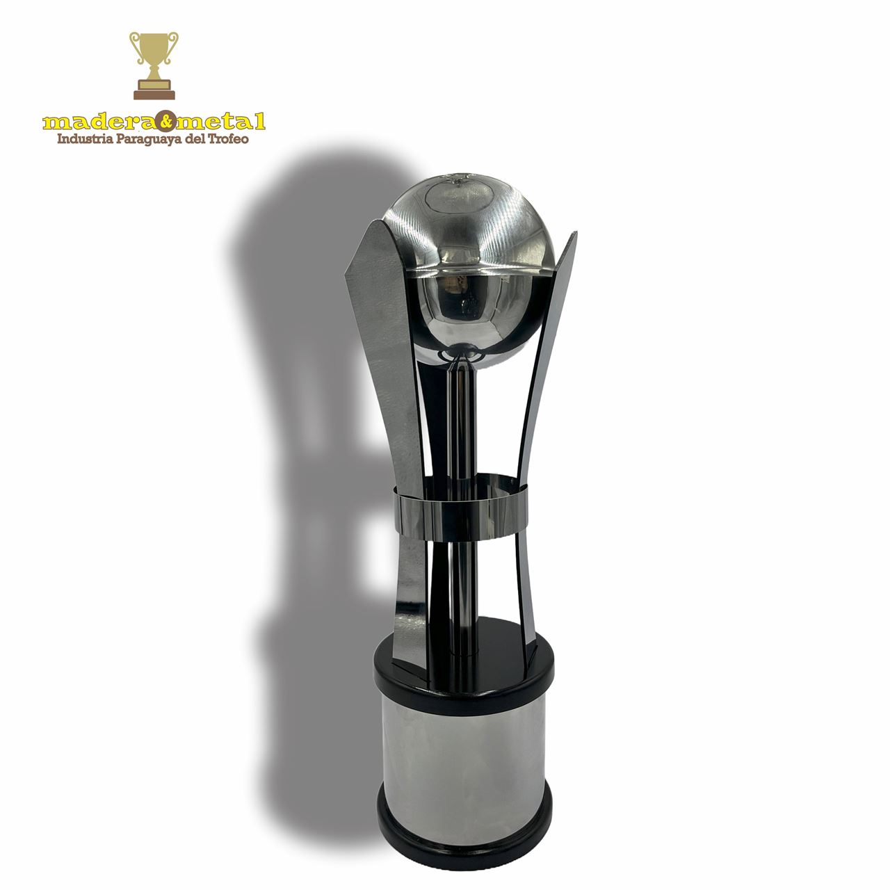 Madera y Metal. Copa con balón metálico de futbol M5.885.
